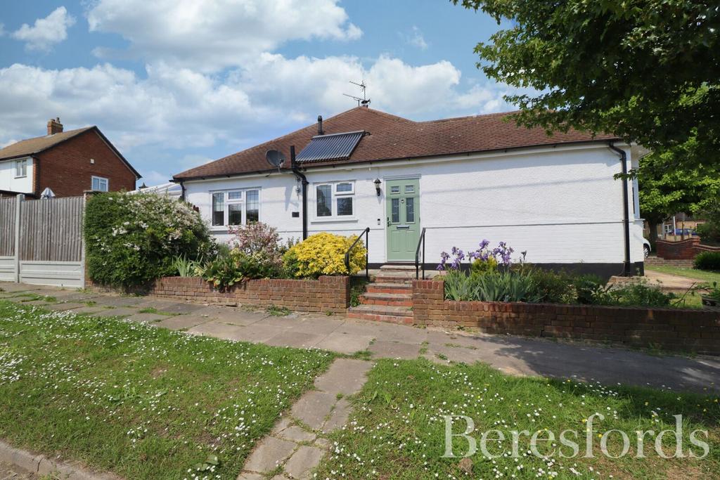 Cranham Gardens, Upminster, RM14 2 bed bungalow for sale - £525,000