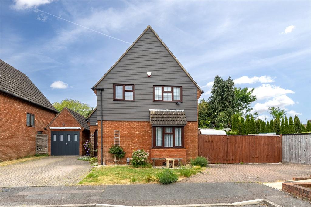 Walnut Close, Bedfordshire LU2 4 bed detached house - £450,000