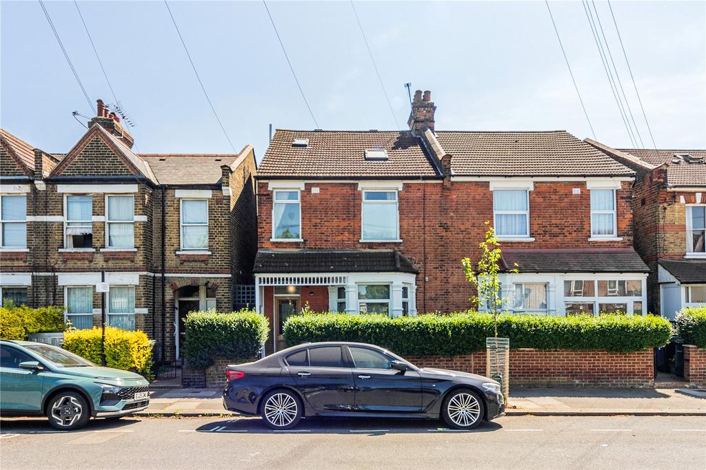 Park Road, London, N11 3 bed apartment - £410,000