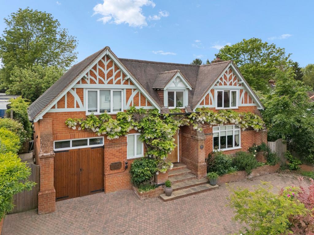 The Old School House,7 Little Bookham... 4 bed detached house - £950,000