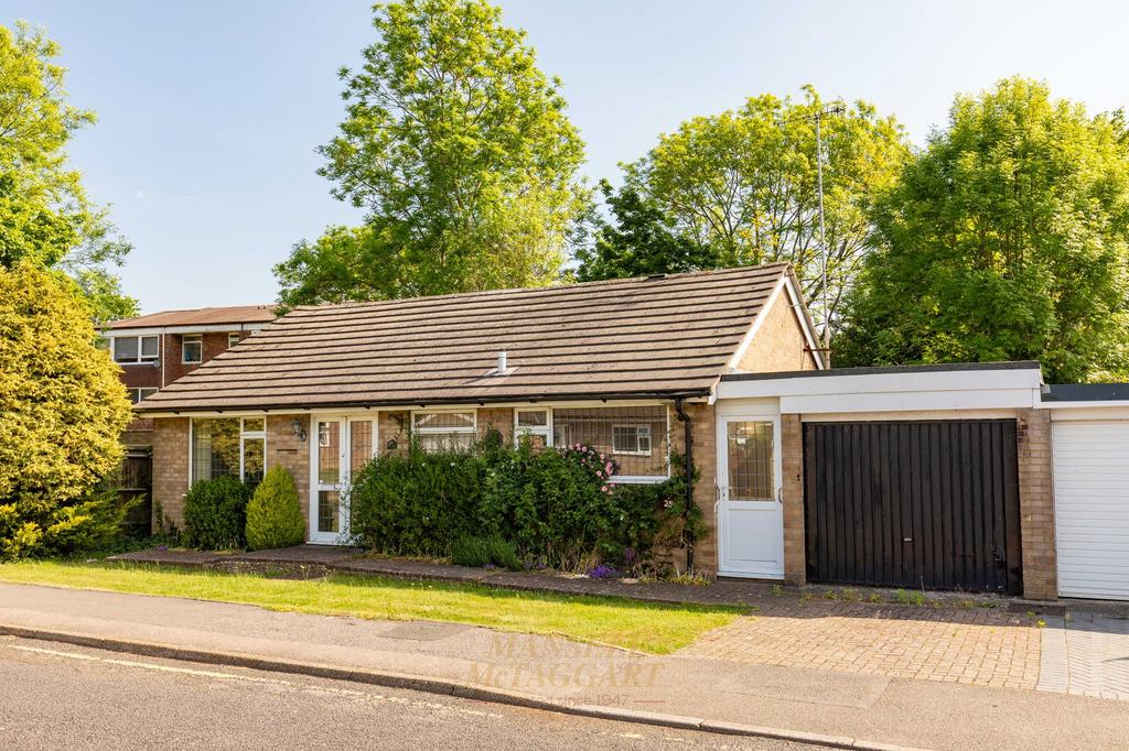 Longbridge Road, Horley RH6 3 bed detached bungalow for sale - £400,000