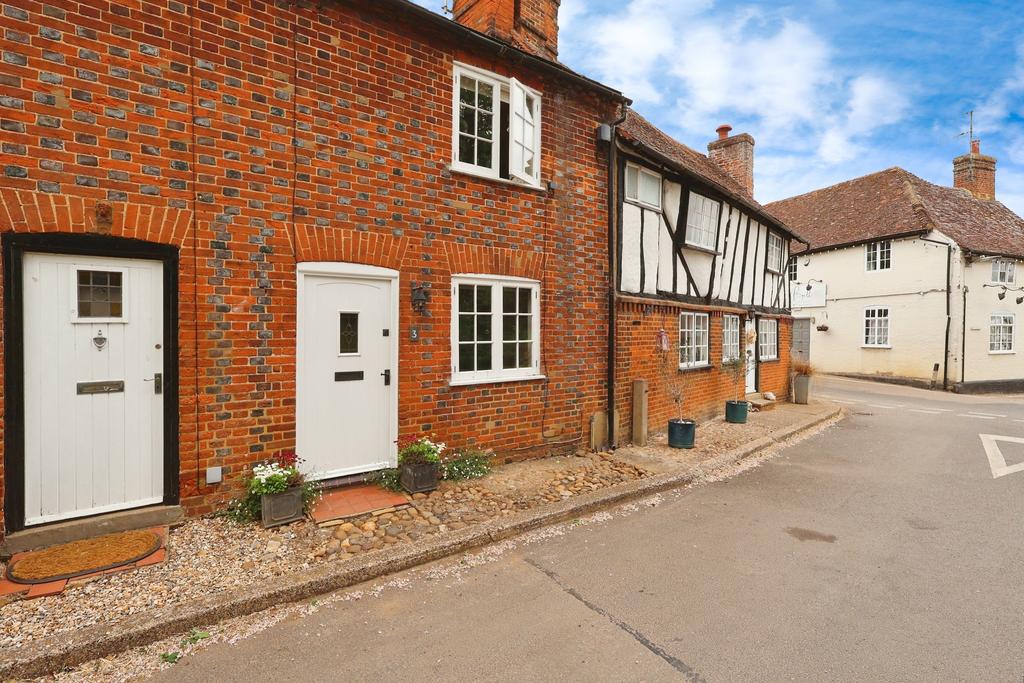 Maydencroft Lane, Gosmore 2 bed terraced house for sale - £375,000