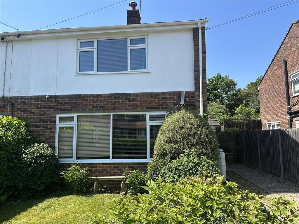 Edward Road, Farnham, Surrey, GU9 3 bed semi-detached house to rent - £ ...