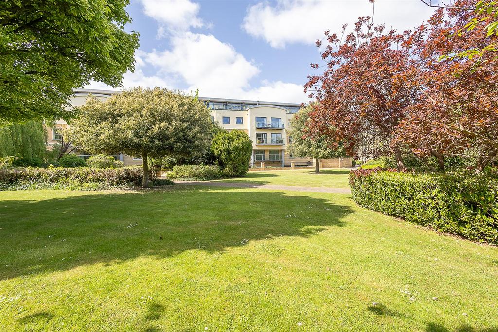 Grove Park Oval, Gosforth, Newcastle... 2 bed flat to rent - £1,300 pcm ...