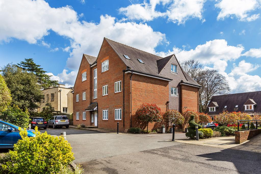 Charlwood Place, Reigate RH2 2 bed apartment - £1,575 pcm (£363 pw)