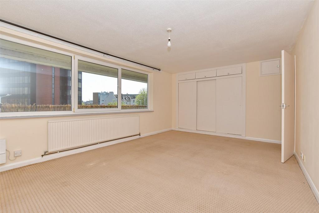 Knoll Court, Folkestone CT20 2 bed apartment for sale - £152,500