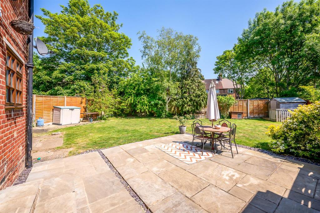 Prestbury Square, London SE9 3 bed end of terrace house - £450,000