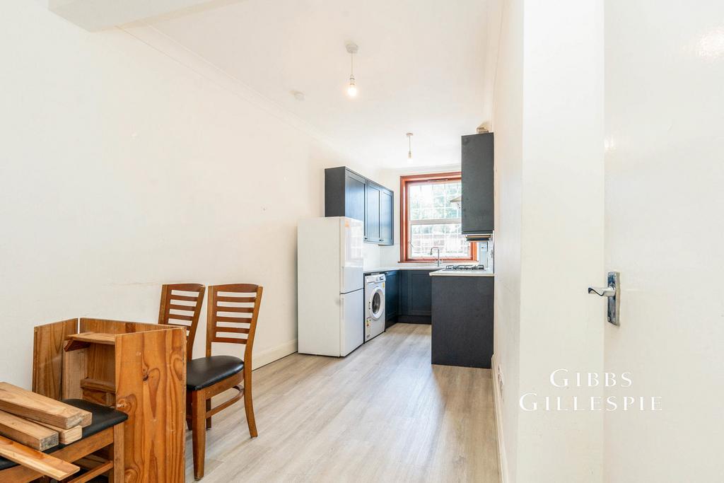 Bridge Street, Pinner, HA5 2 bed flat - £1,400 pcm (£323 pw)