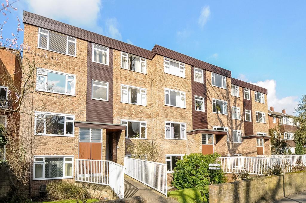Lovelace Road, Surbiton KT6 1 bed flat - £1,450 pcm (£335 pw)