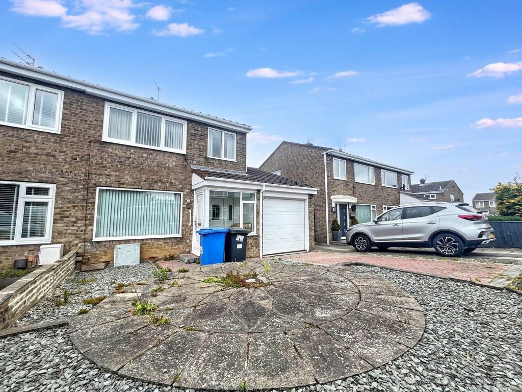 Chevington Close, Pegswood, Morpeth... 3 bed semi-detached house - £180,000