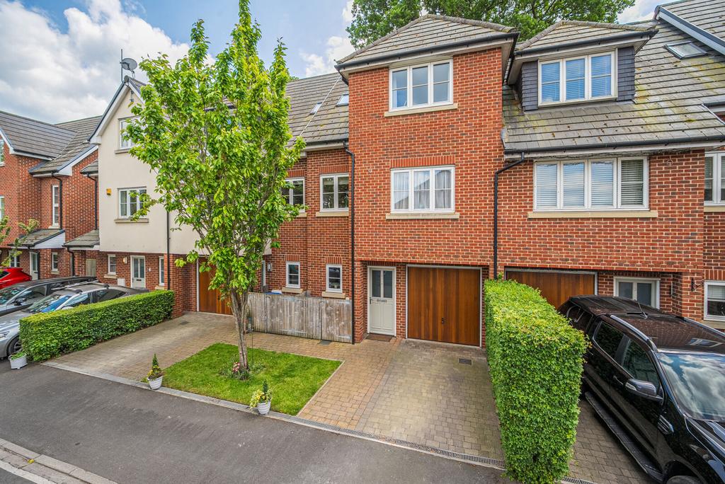 York Close, Byfleet, West Byfleet, KT14 3 bed terraced house for sale ...