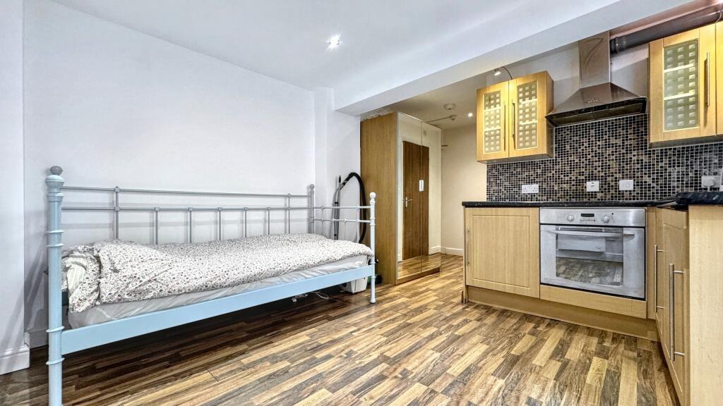 Southleigh Mews, Southleigh Road... 1 bed flat - £925 pcm (£213 pw)