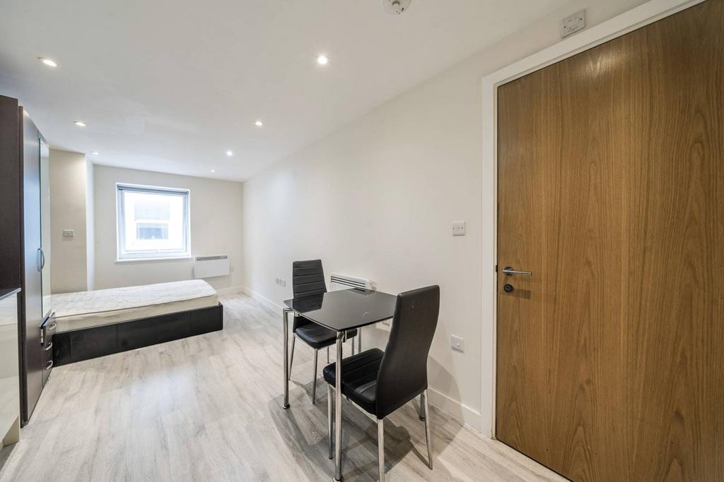 Brixton Road, Brixton, London, SW9 Studio to rent - £1,517 pcm (£350 pw)