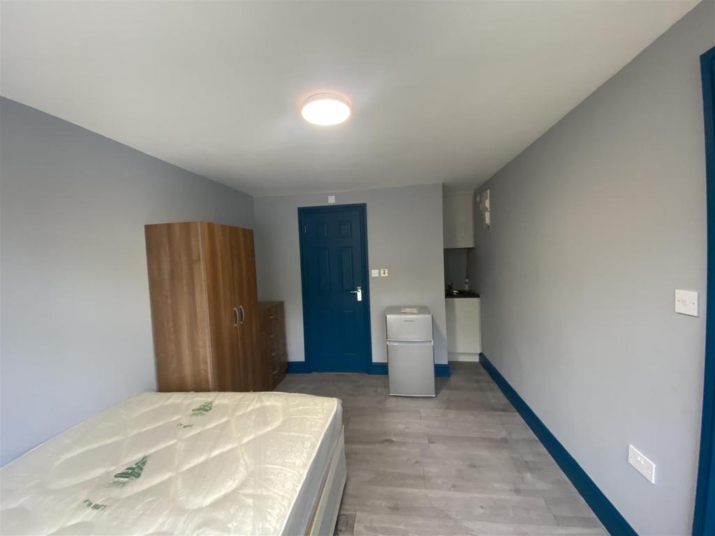 Keel Drive, Slough 1 bed in a house share to rent - £850 pcm (£196 pw)