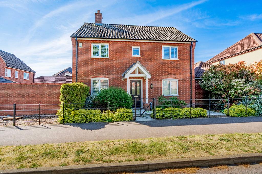 Frenze Hall Lane, Diss IP22 4 bed detached house for sale - £325,000