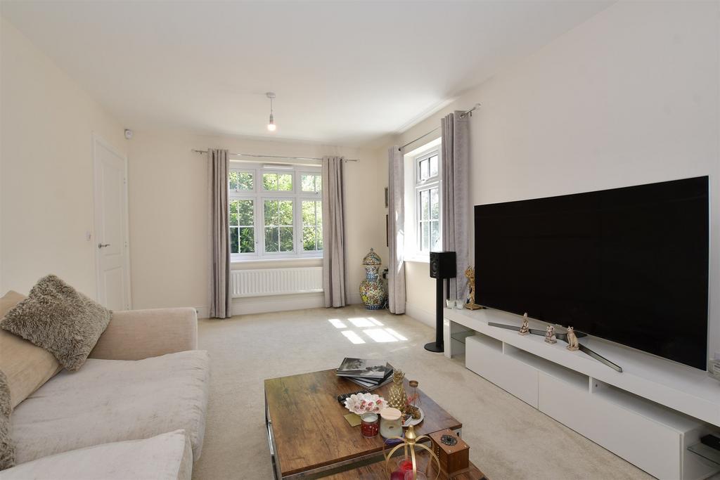 Sellars Way, Basildon SS15 4 bed detached house - £396,000