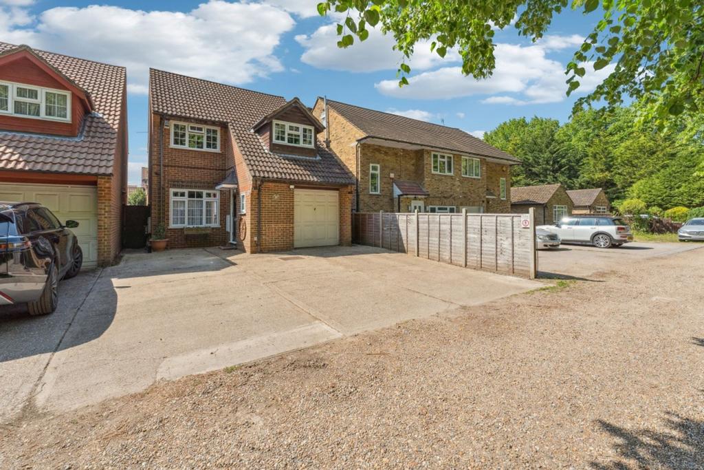 The Avenue, Cowley, UB8 3 bed detached house - £720,000