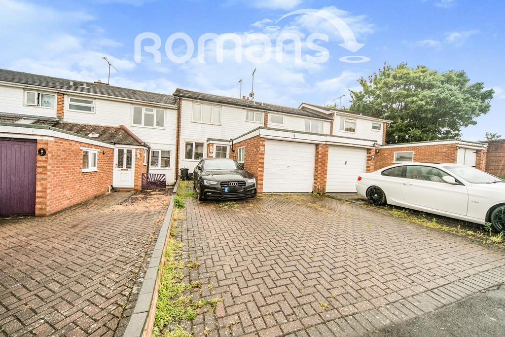 Burns Close, Woodley, Reading, RG5 3 bed house to rent - £1,800 pcm (£ ...