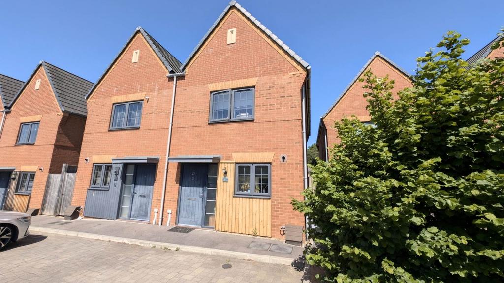 Badger Place, Bordon GU35 2 bed semi-detached house for sale - £345,000