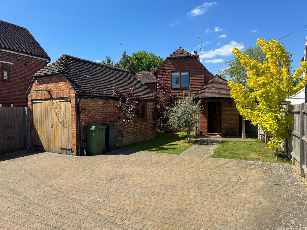 Station Road, Staplehurst 3 bed detached house - £575,000