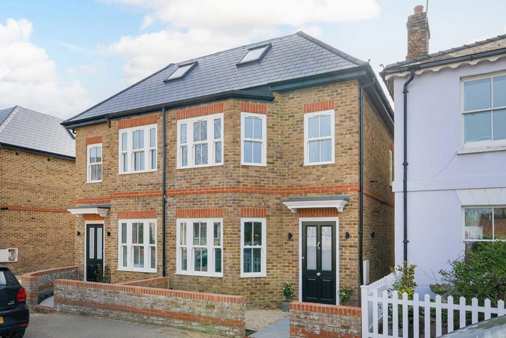 Station Road, Hampton TW12 4 bed house for sale - £1,175,000