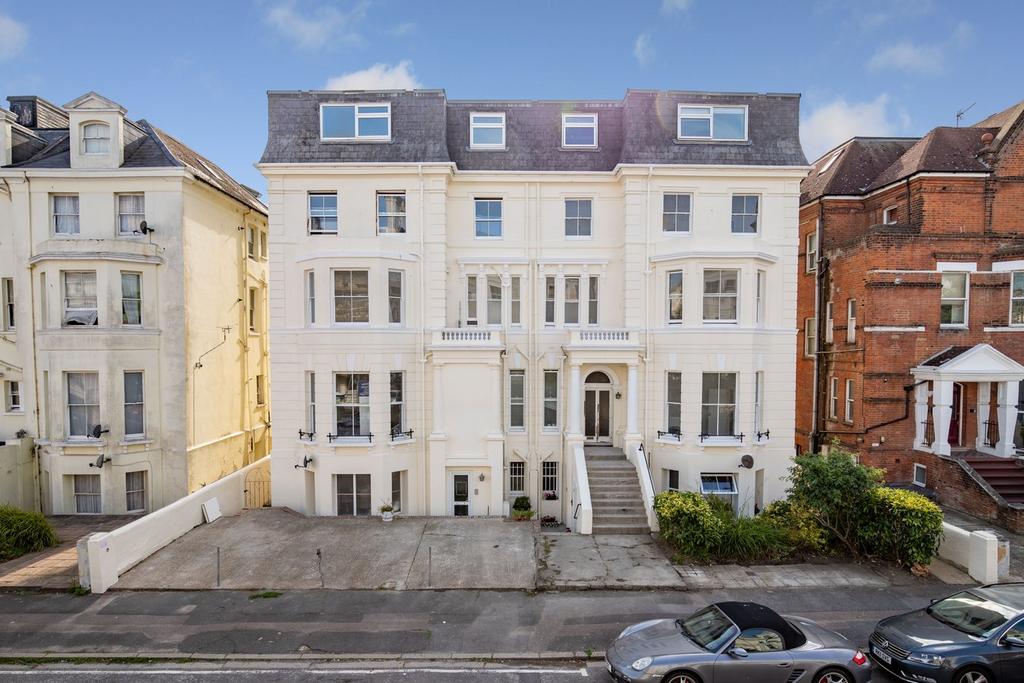 Trinity Gardens, Folkestone, CT20 2 bed apartment to rent - £1,350 pcm ...