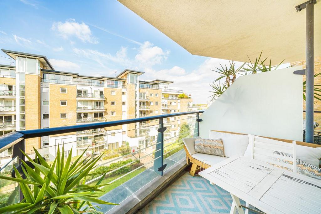 Smugglers Way, London SW18 2 bed flat for sale - £575,000