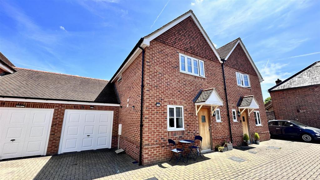 Greyhound Mews, Wantage OX12 2 bed link detached house to rent - £1,625 ...