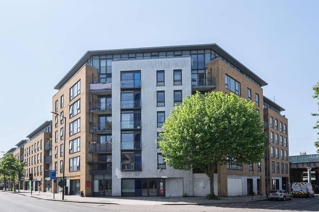 Mare Street, Hackney, London, E8 2 bed flat - £1,875 pcm (£433 pw)