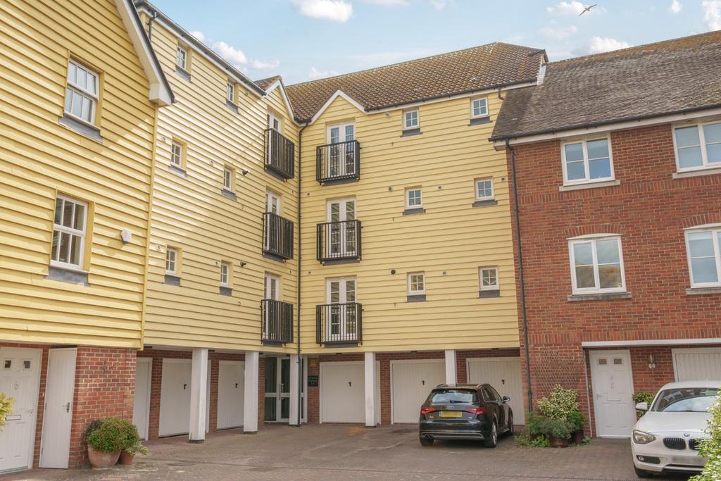 16 Bridge Close, Sandwich, Kent, CT13 2 bed apartment for sale - £270,000
