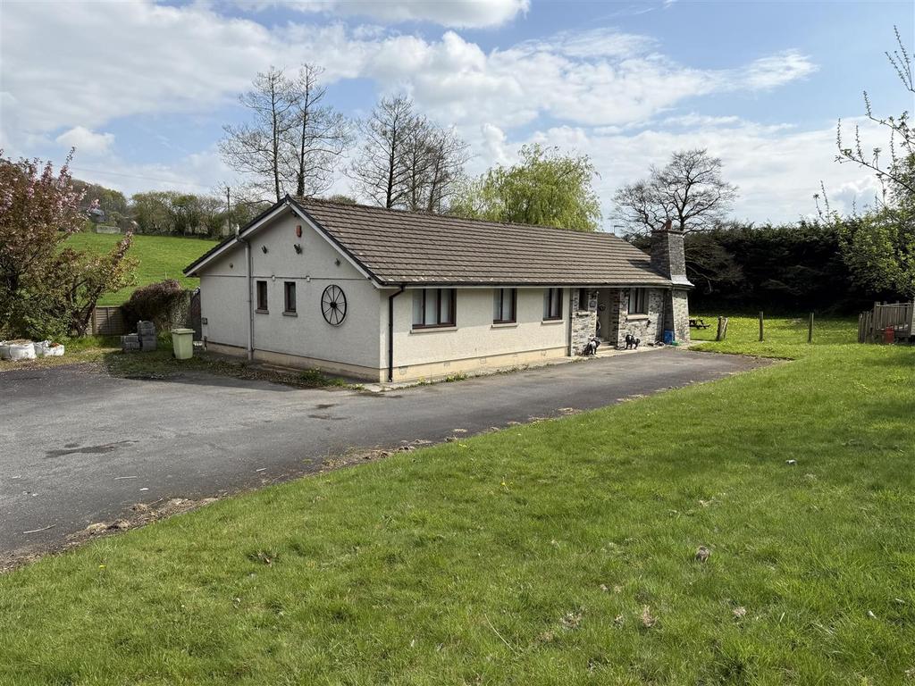 Tregaron Road, Lampeter 4 bed bungalow - £300,000