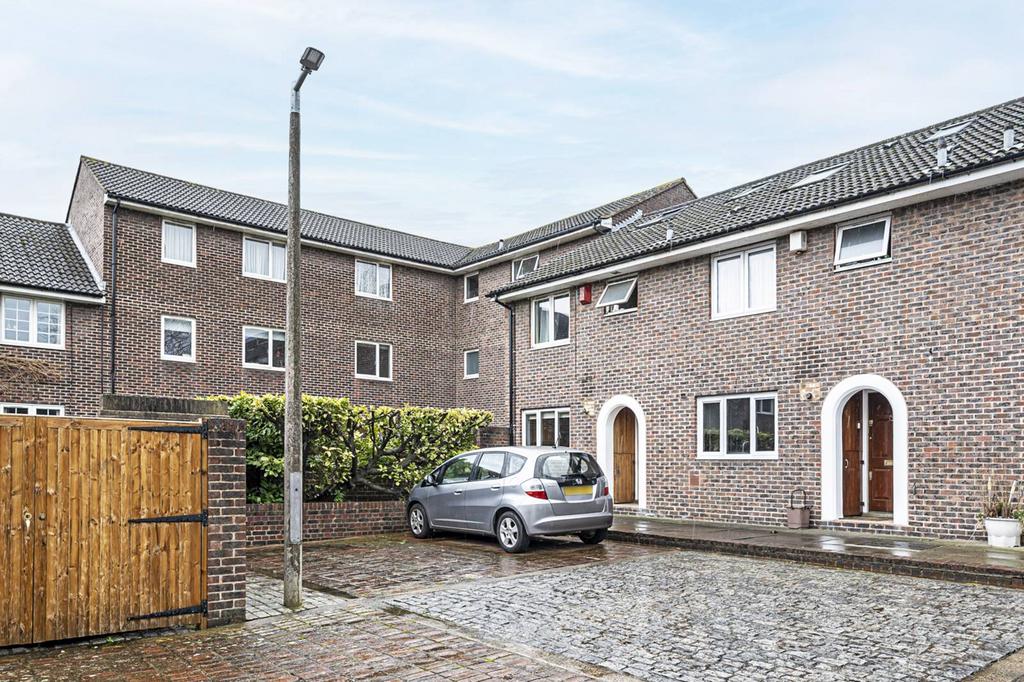 Sundra Walk E1, Stepney, London, E1 3 bed house to rent - £3,600 pcm (£ ...