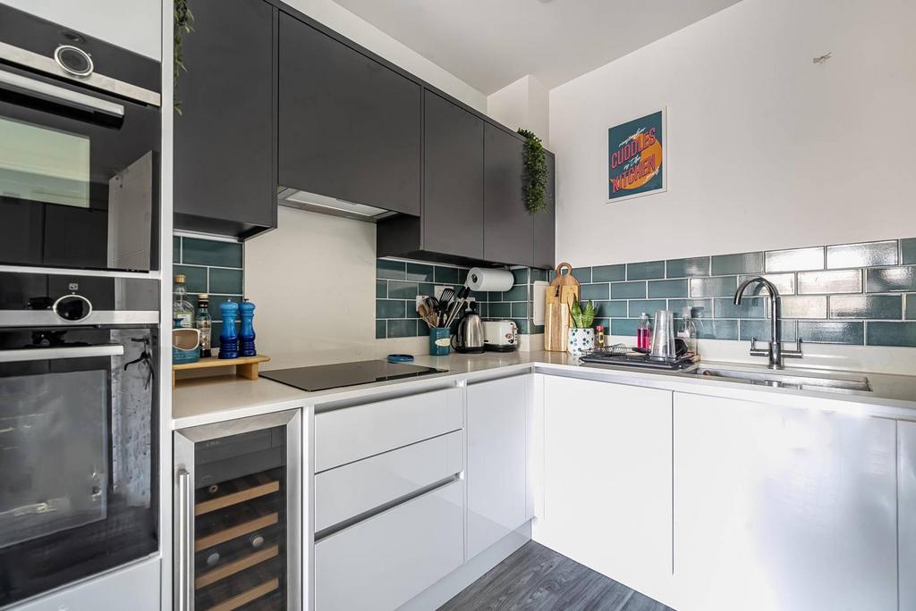 Streatham Road, Mitcham, MITCHAM, CR4 1 bed flat for sale - £395,000