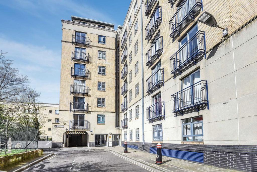 Bridgewater Square, London EC2Y 2 bed flat - £2,950 pcm (£681 pw)