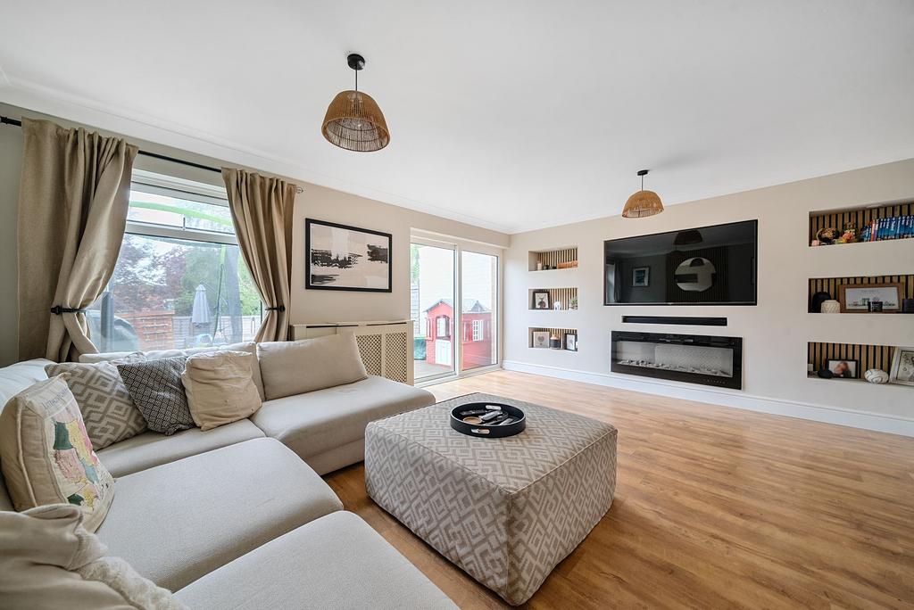 Wolf Lane, Windsor, SL4 3 bed terraced house to rent - £2,100 pcm (£485 pw)