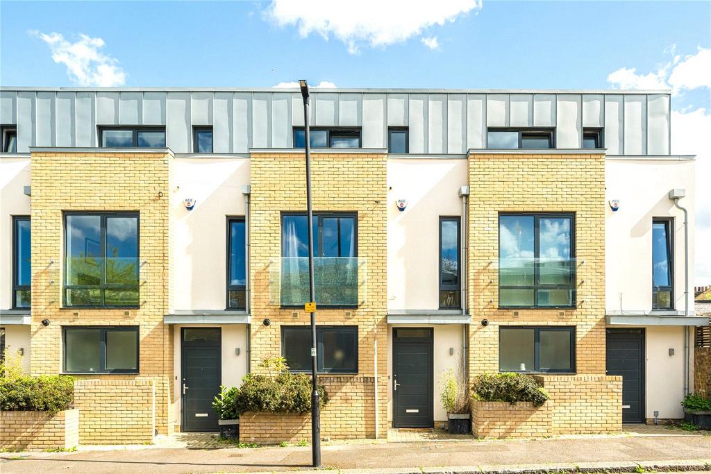 London SW2 4 bed terraced house - £3,900 pcm (£900 pw)