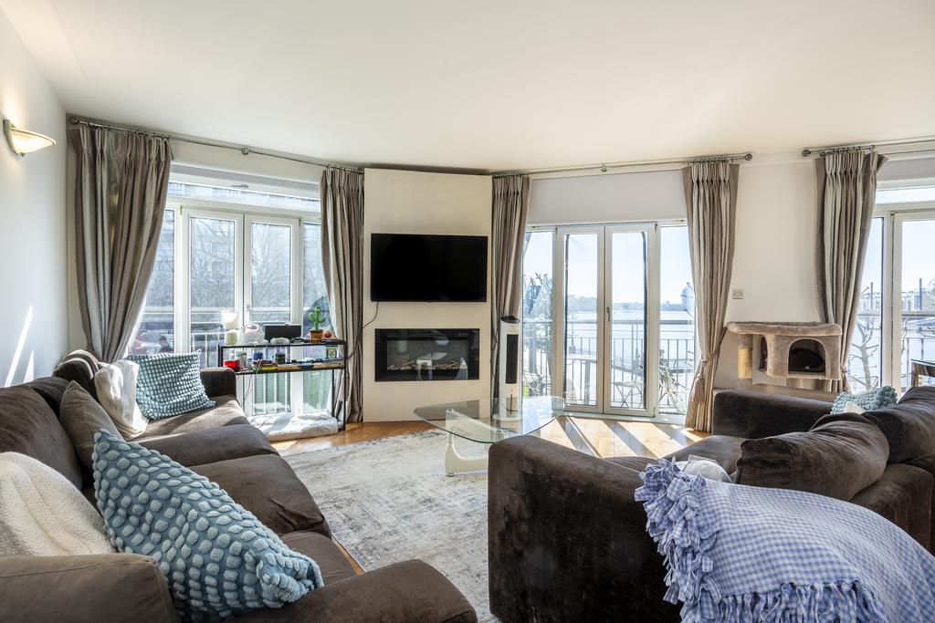 Three Colt Street, London E14 2 bed flat to rent - £2,850 pcm (£658 pw)