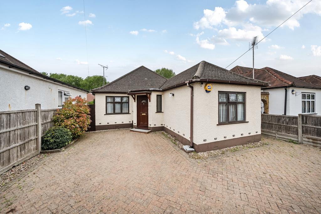 Downs Avenue, Pinner, Middlesex 3 bed bungalow - £675,000