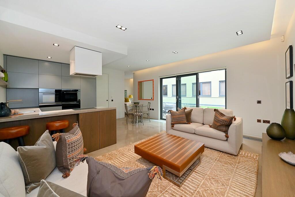 Babmaes Street, St James, SW1Y 2 bed flat to rent - £11,700 pcm (£2,700 pw)