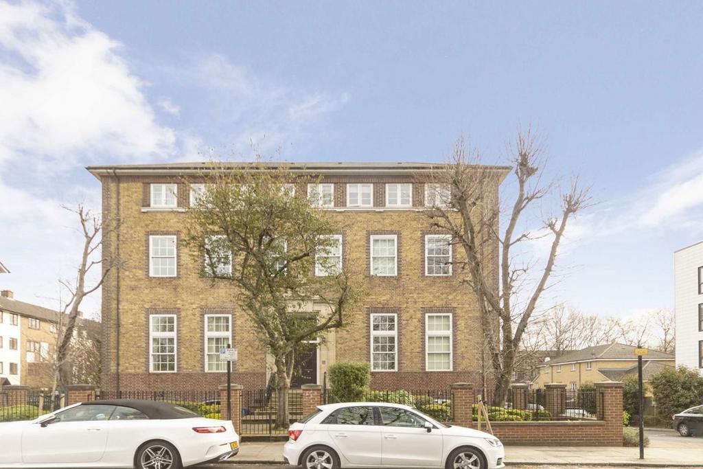 Greenview Close, London W3 2 bed flat - £1,898 pcm (£438 pw)