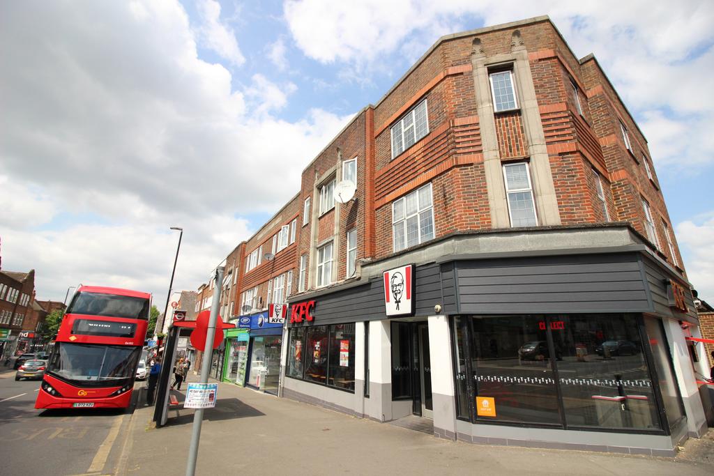 Central Road, Worcester Park KT4 4 bed flat to rent - £2,100 pcm (£485 pw)