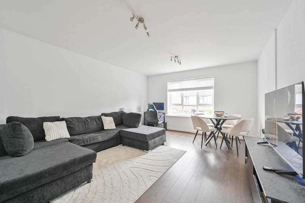 Omega Court, Watford, WD18 1 bed flat to rent - £1,400 pcm (£323 pw)