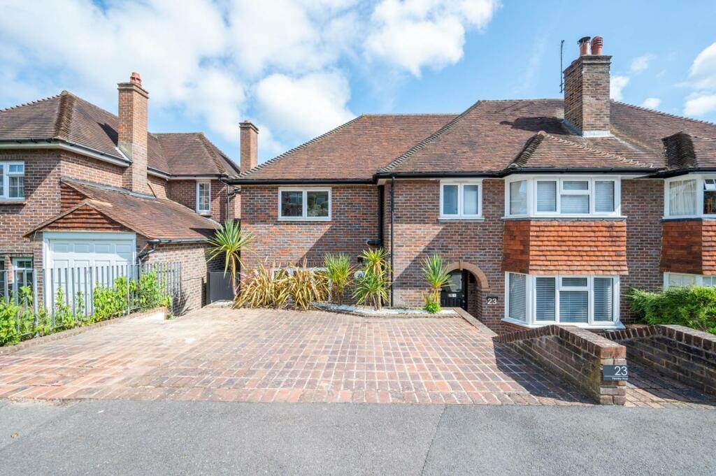 Pewley Way, Guildford 2 bed house to rent - £2,600 pcm (£600 pw)