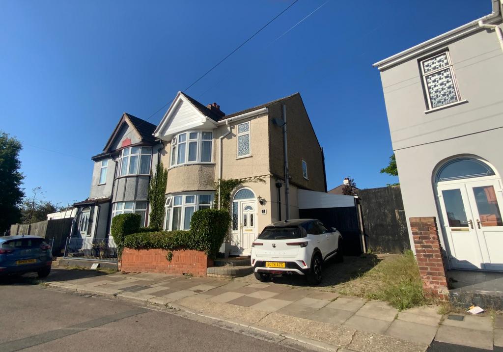 Kenneth Road, Luton, Bedfordshire... 3 bed semi-detached house - £360,000