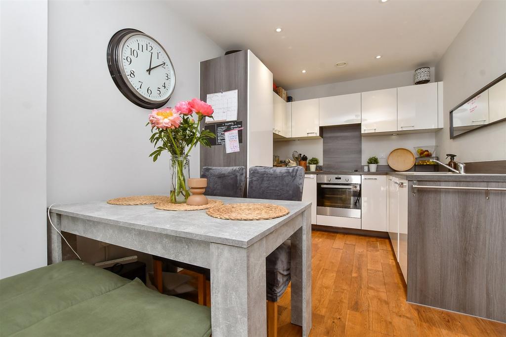 Claret Court, Croydon CR0 2 bed flat - £188,500