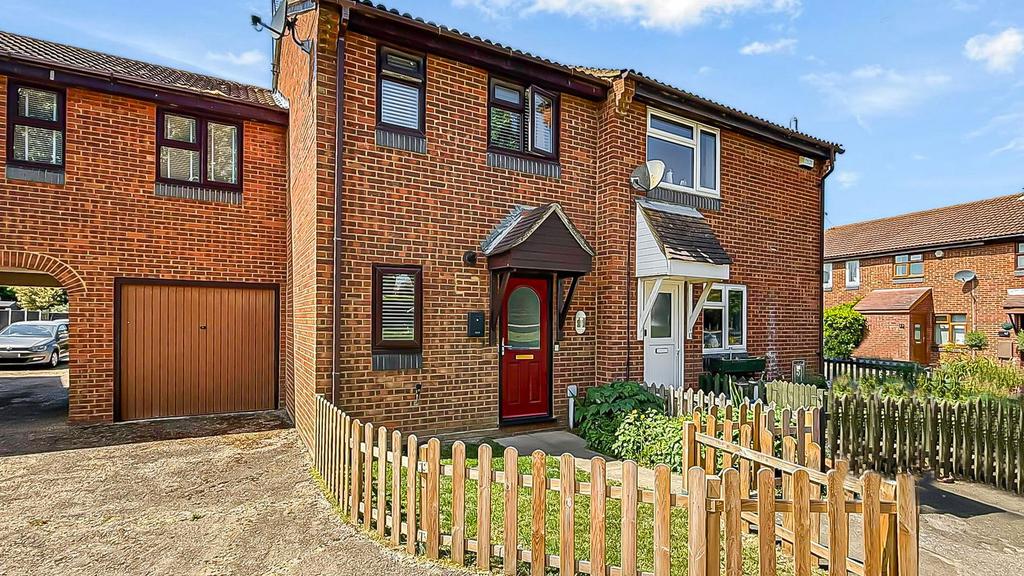 Aylewyn Green, Sittingbourne ME10 2 bed terraced house for sale - £250,000