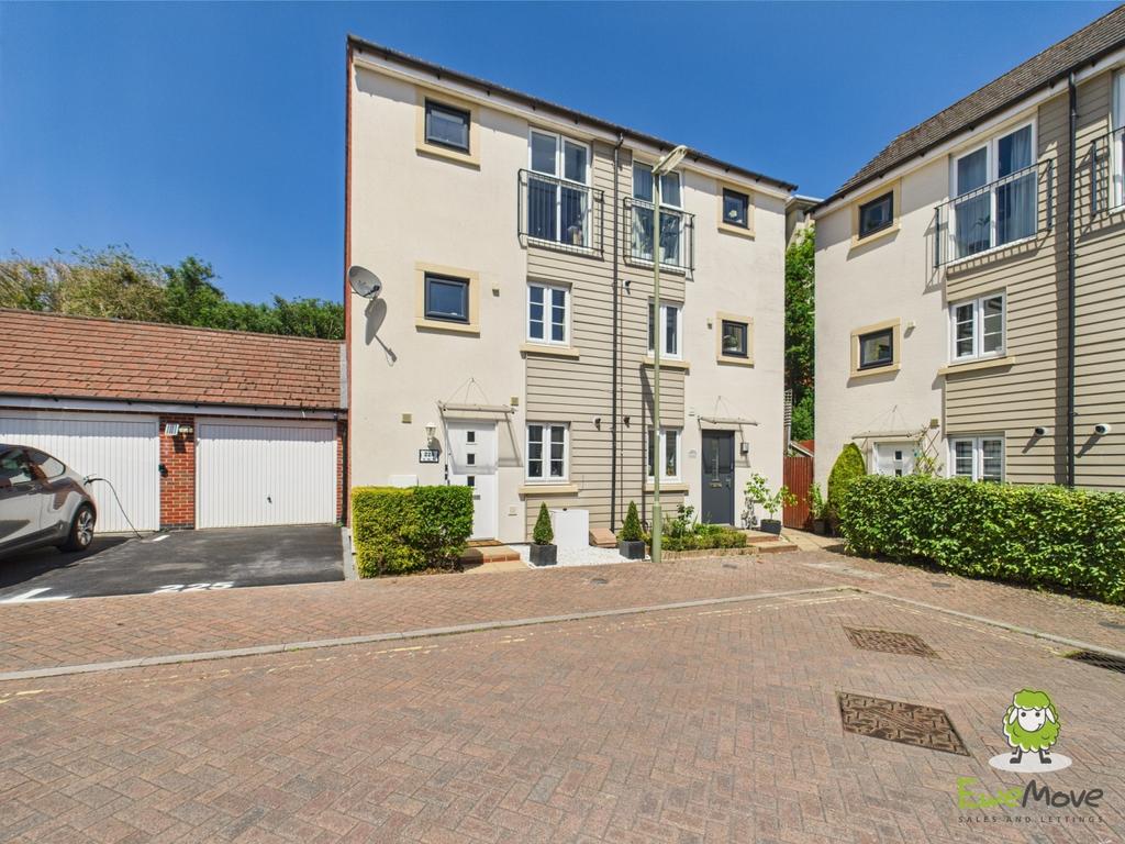 SINCLAIR DRIVE, BASINGSTOKE... 3 bed semi-detached house - £410,000
