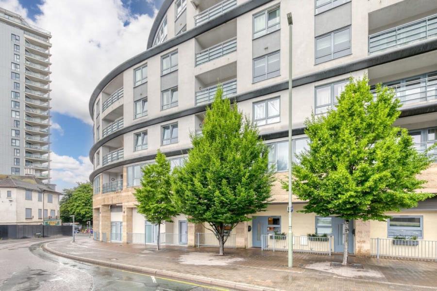 Centrium, Woking GU22 1 bed flat - £1,350 pcm (£312 pw)
