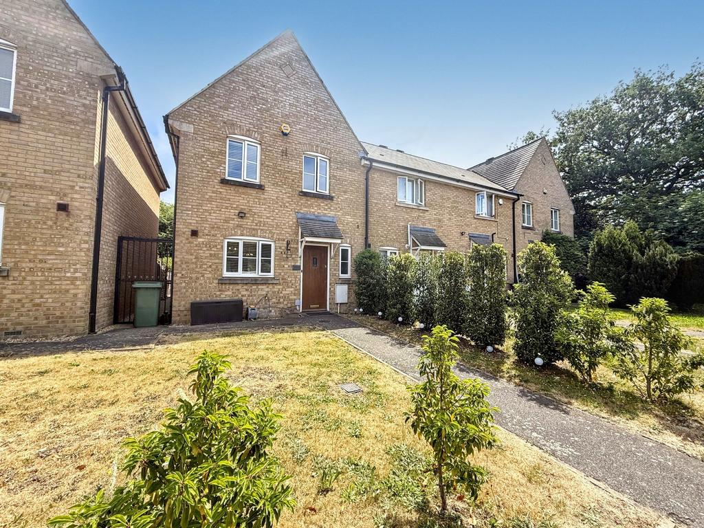 Hubbards Close, Uxbridge, UB8 4 bed property to rent - £3,000 pcm (£692 pw)