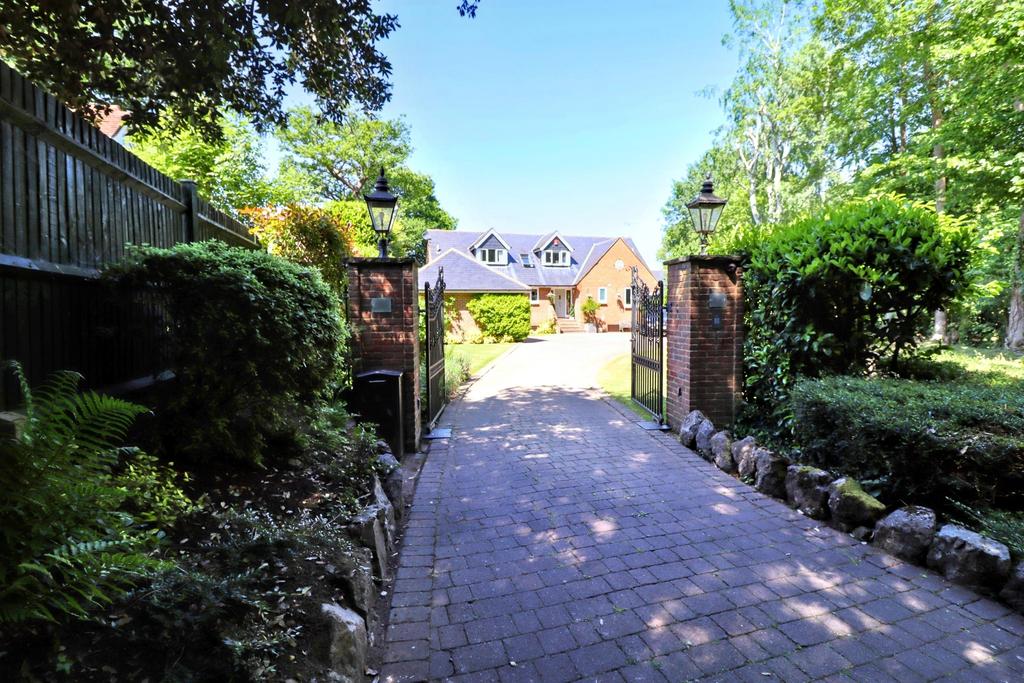 Hamm Court, Weybridge KT13 4 bed detached house for sale - £1,750,000